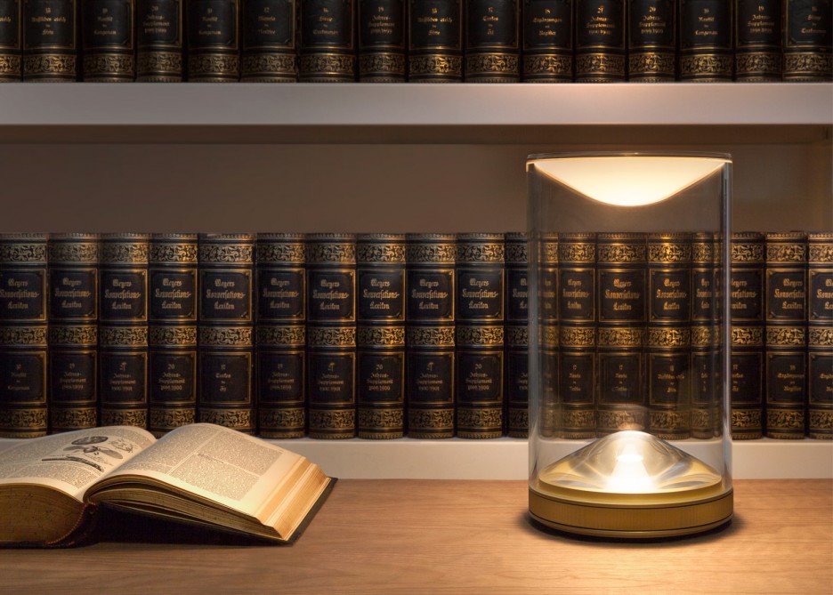 Foster Partners Introduces Eva Tabletop Light