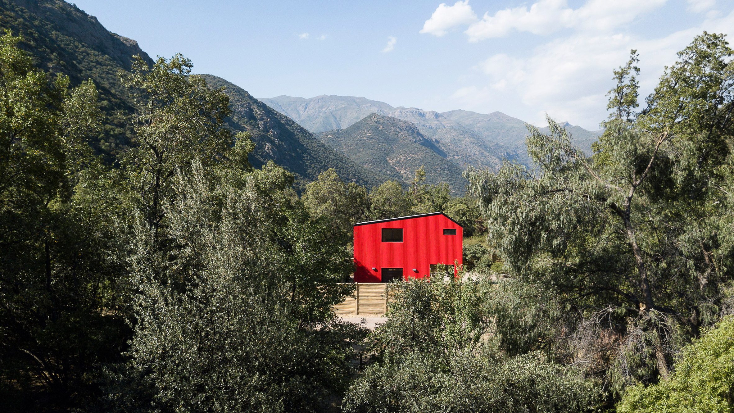 Casa Roja Estilo Artesano