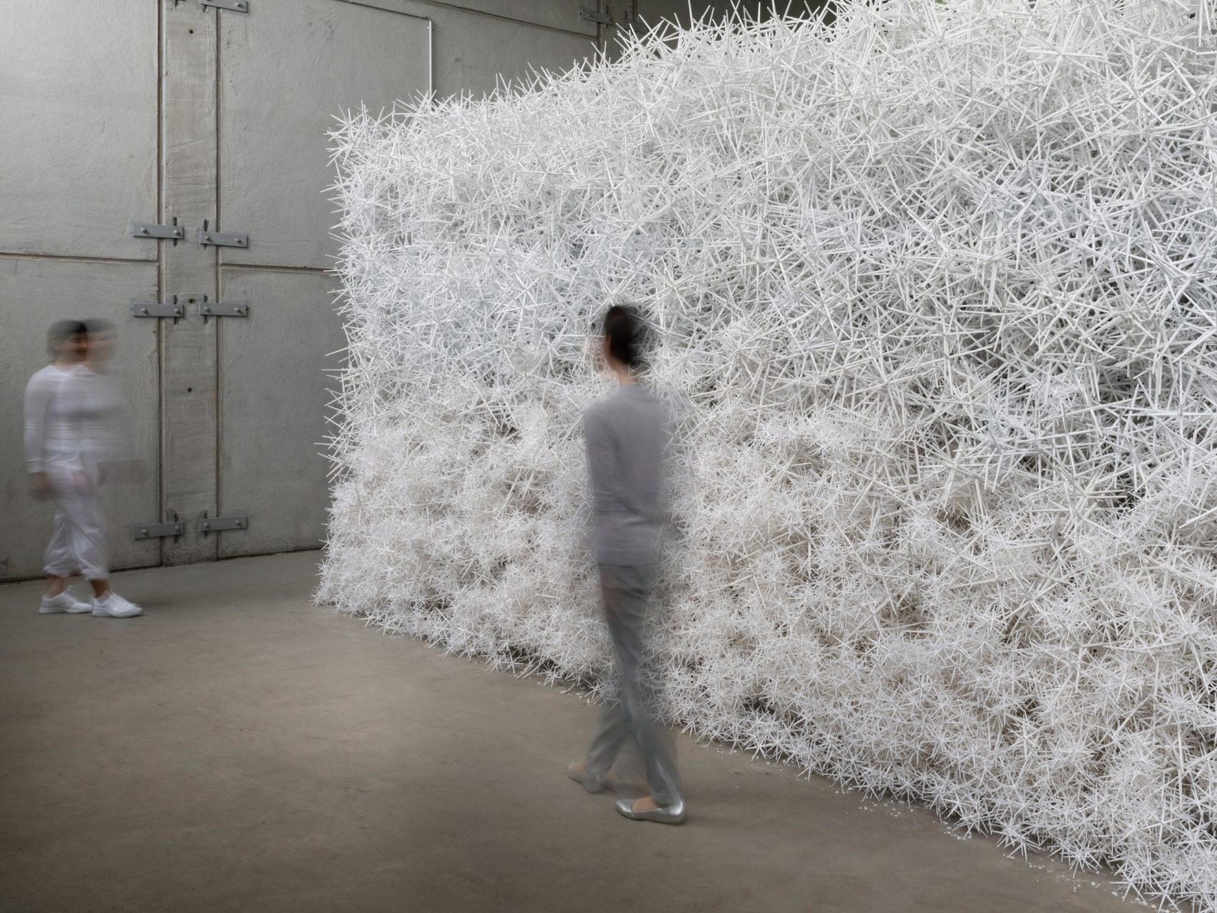 Robots Built Cave Like Pavilion From 120000 Interlocking Spikes And Balls 5832