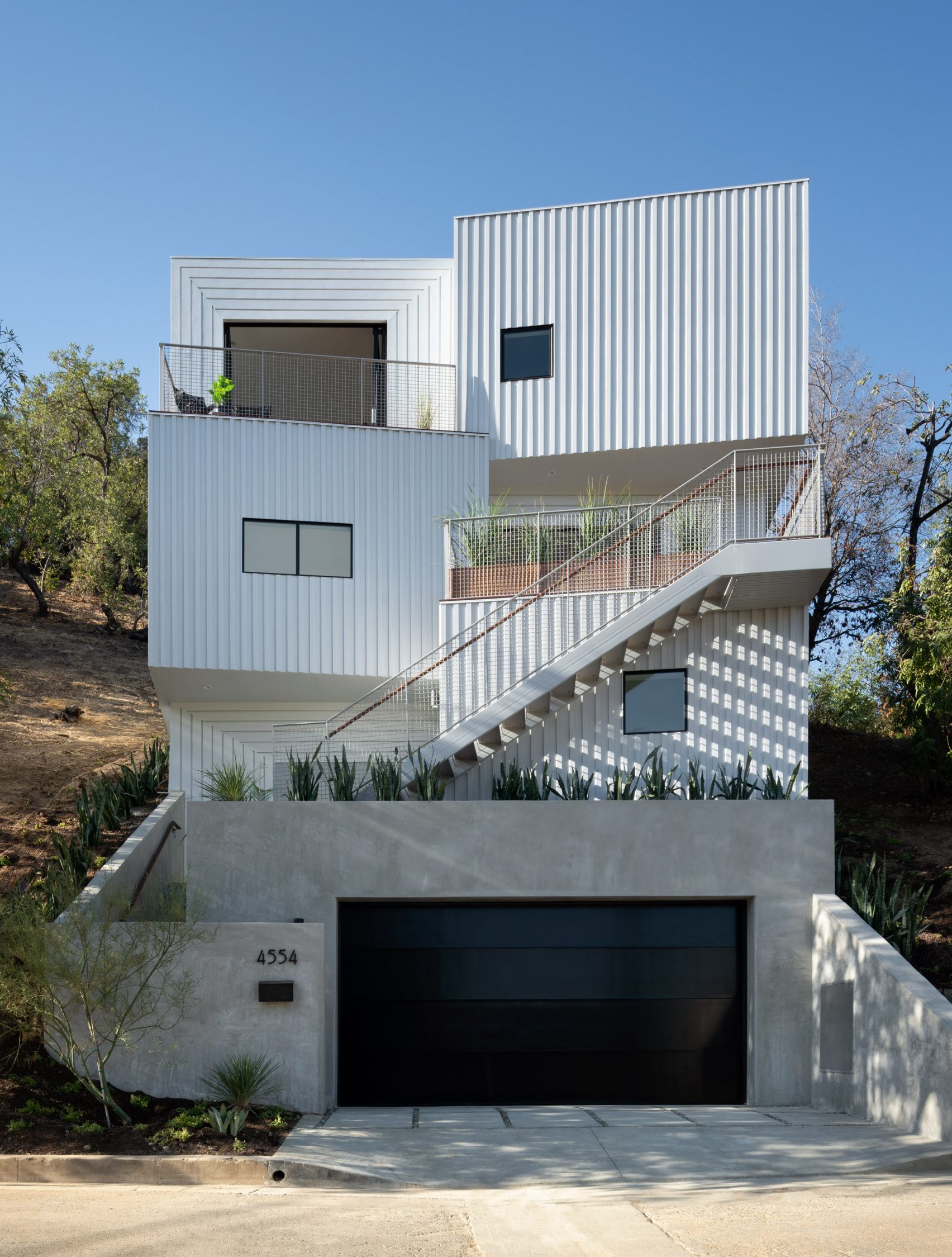 Stack House By Freelandbuck Is Lodged Into Steep Hillside In La
