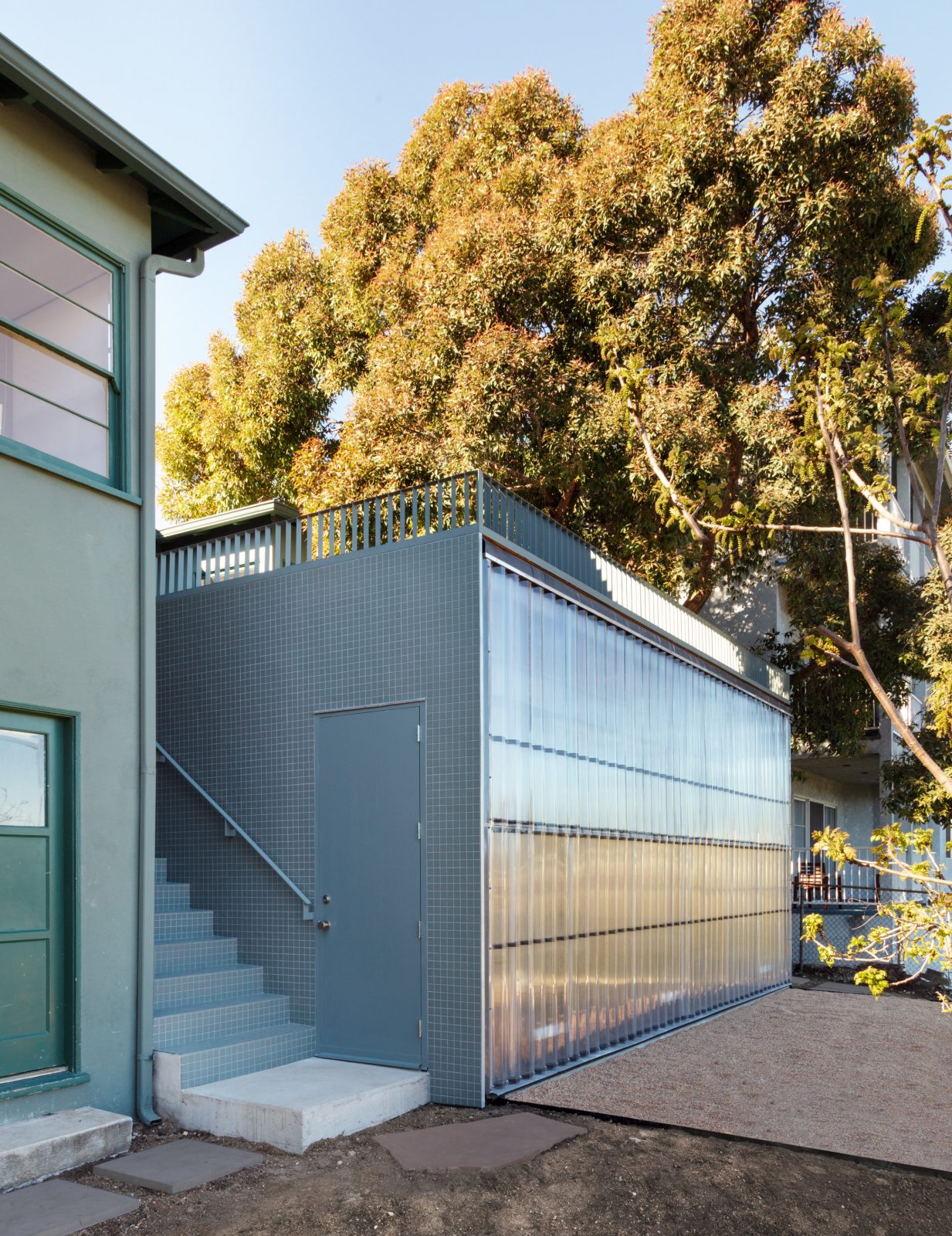 FAR adds artist's studio with corrugated plastic door to Los Angeles ...