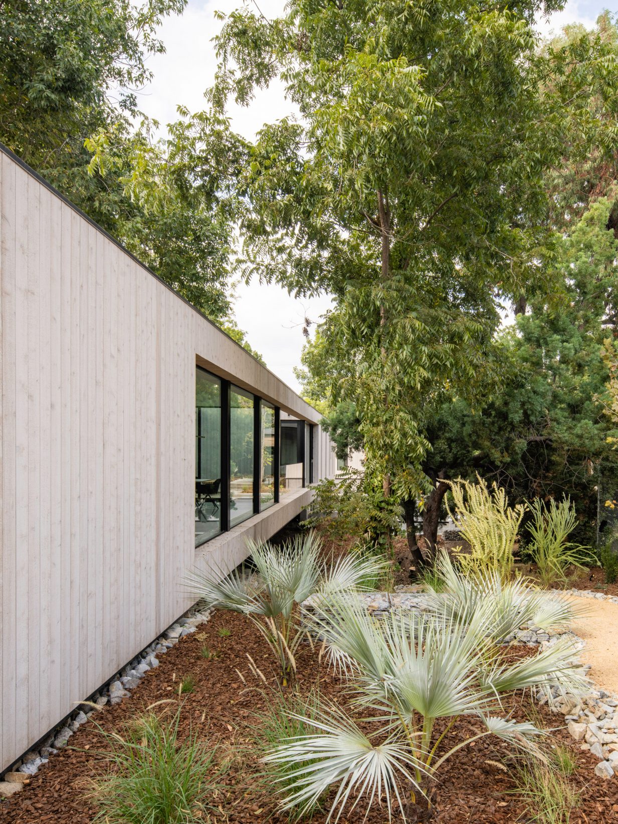 Bridge House by architect Dan Brunn straddles natural stream in Los ...