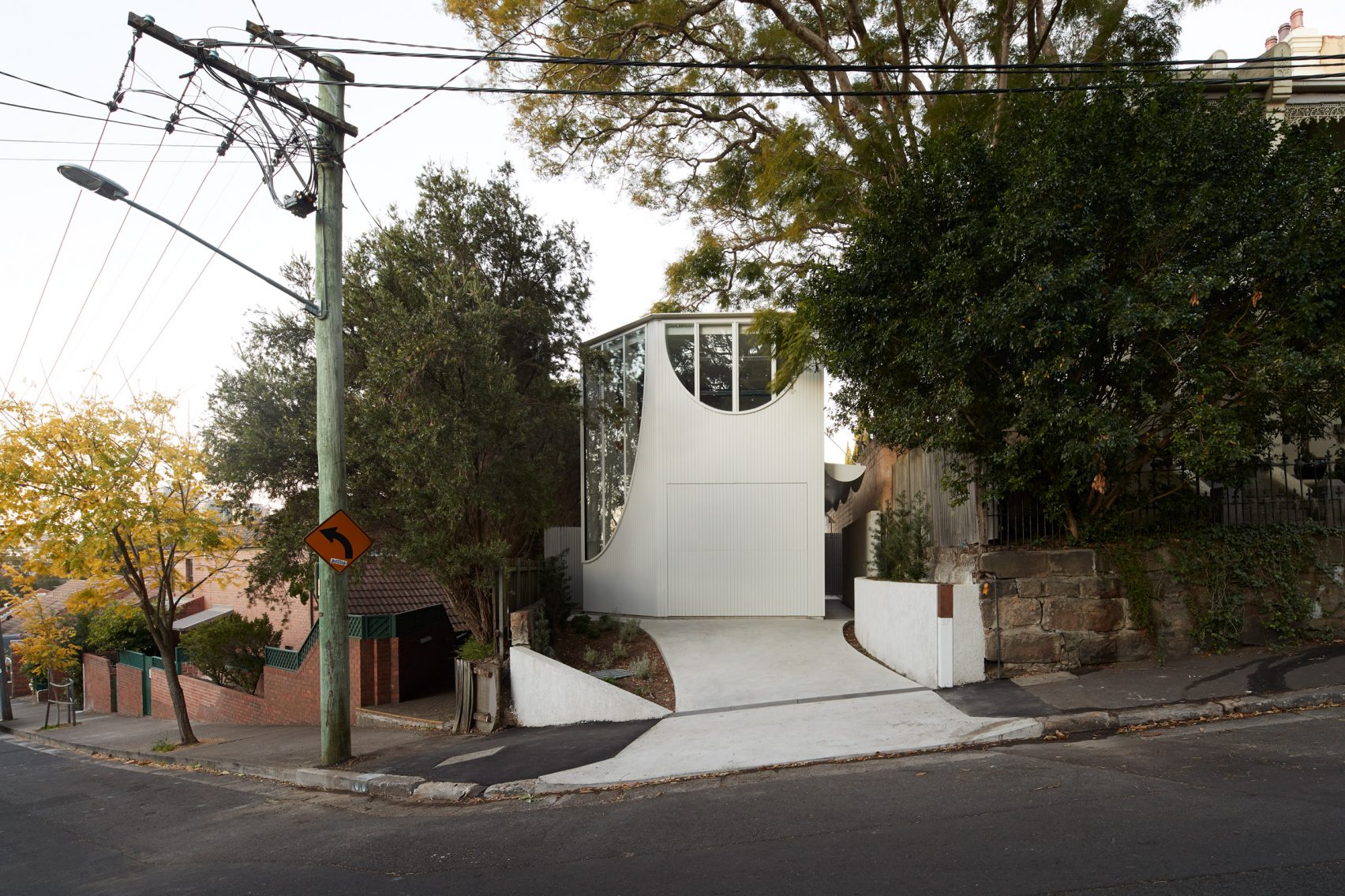 decmyk: Arches puncture floors and walls of Glebe House by Chenchow ...