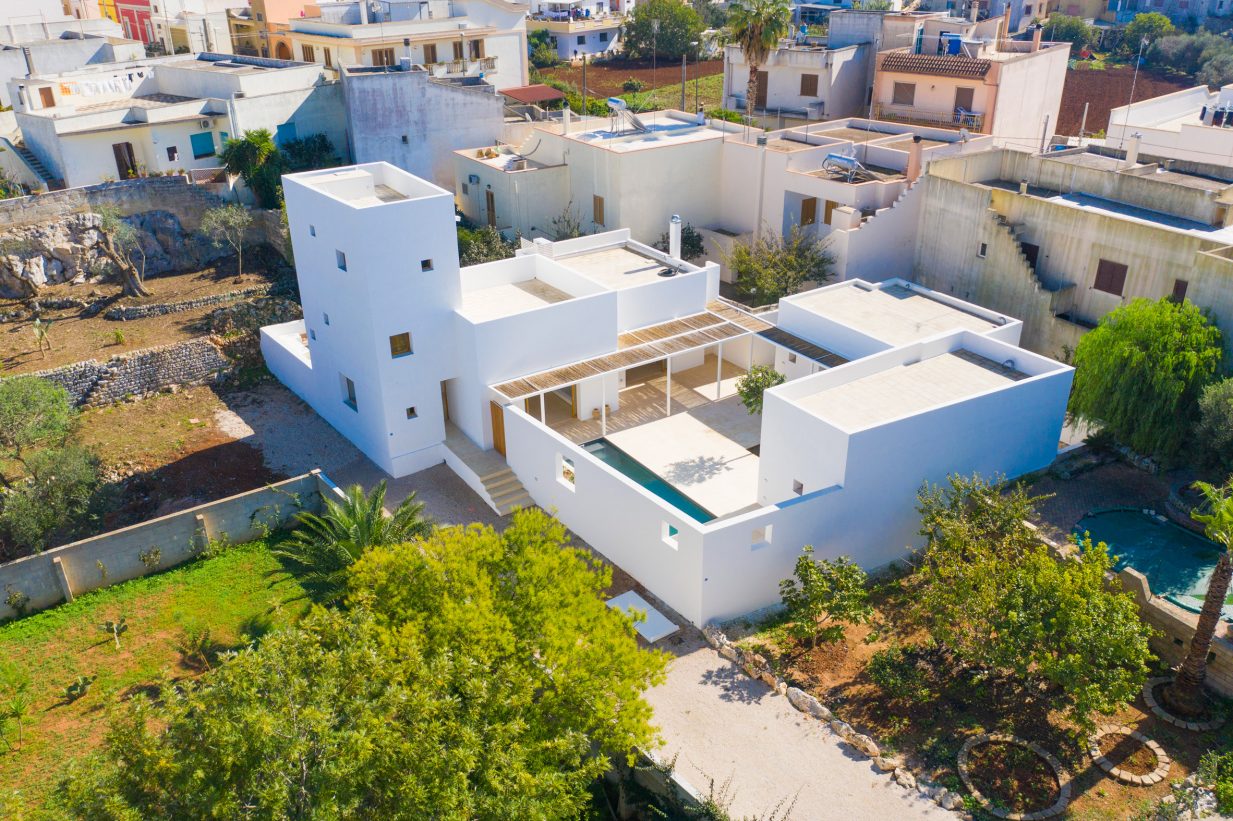 desymbol: Architect designs own house with white tower in Puglia
