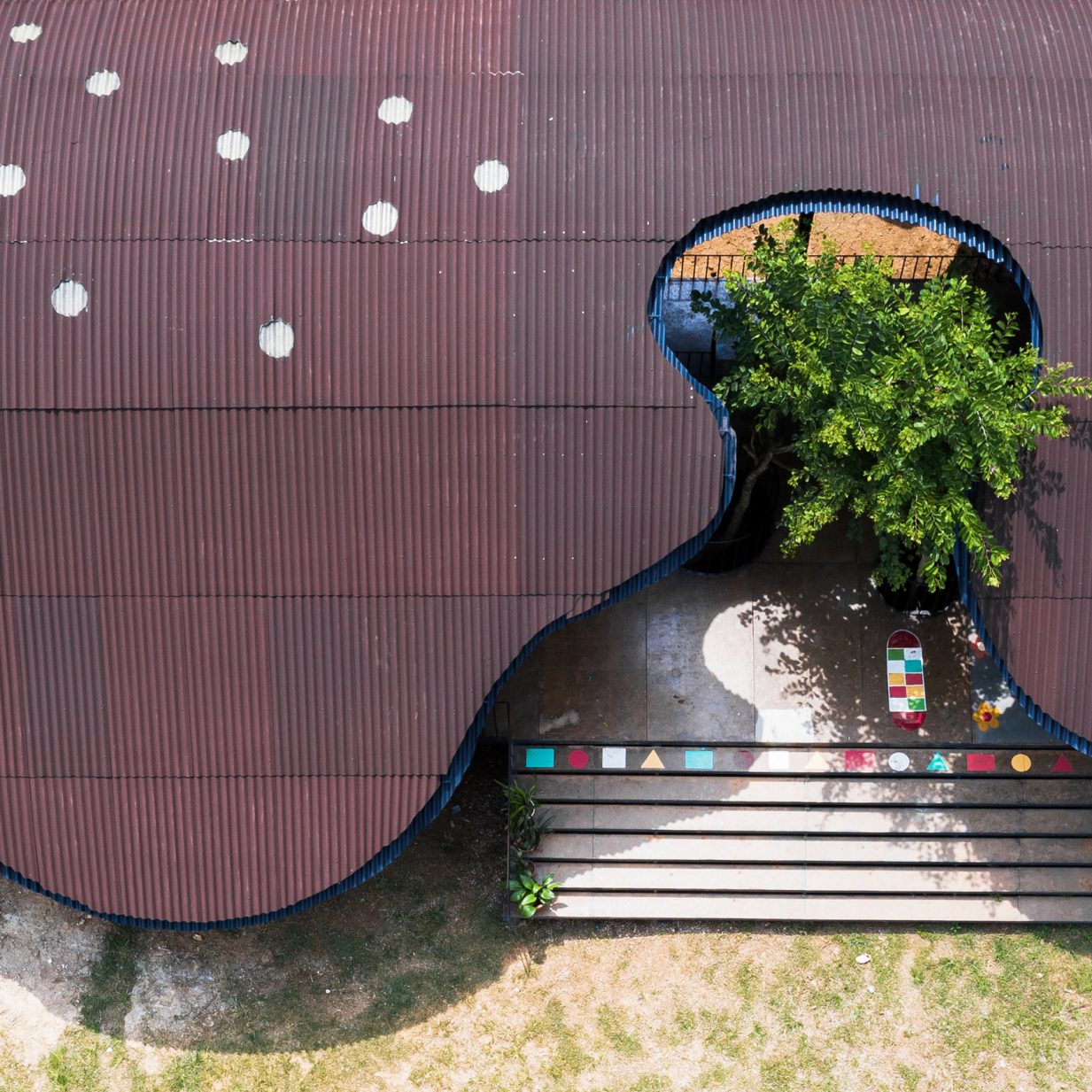 decmyk: Undulating roof shades Bó Mon preschool by Kientruc O in rural ...