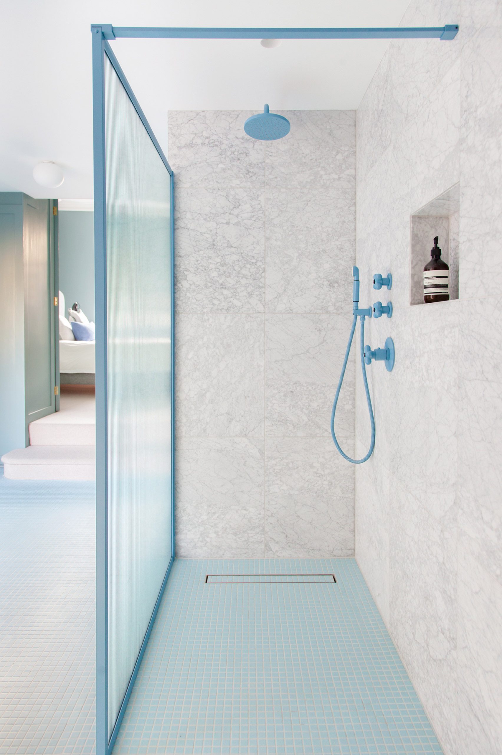 Eight bold showers that add a pop of colour to the bathroom - Zarkon ...