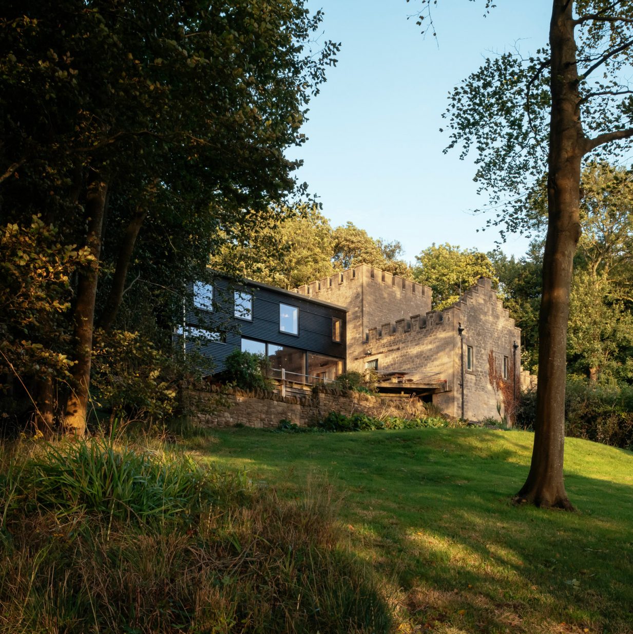 decmyk: Piers Taylor retrofits his own off-grid home "to banish the ...
