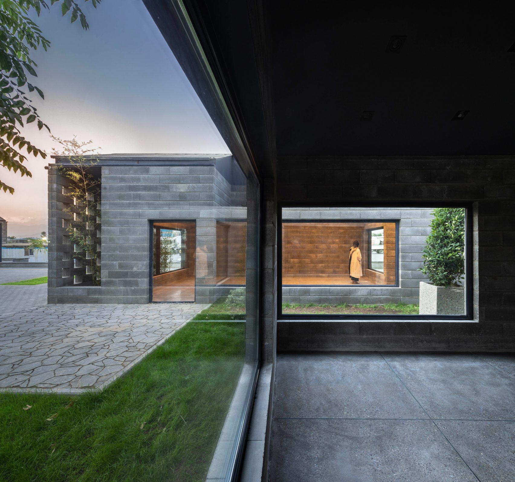 Hooba Design Group arranges concrete showroom in Iran around fish pond ...