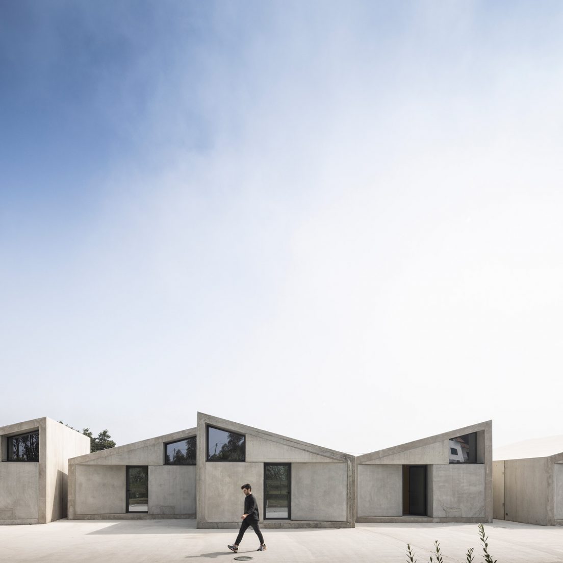 decmyk: Summary builds modular housing in Portugal from precast concrete