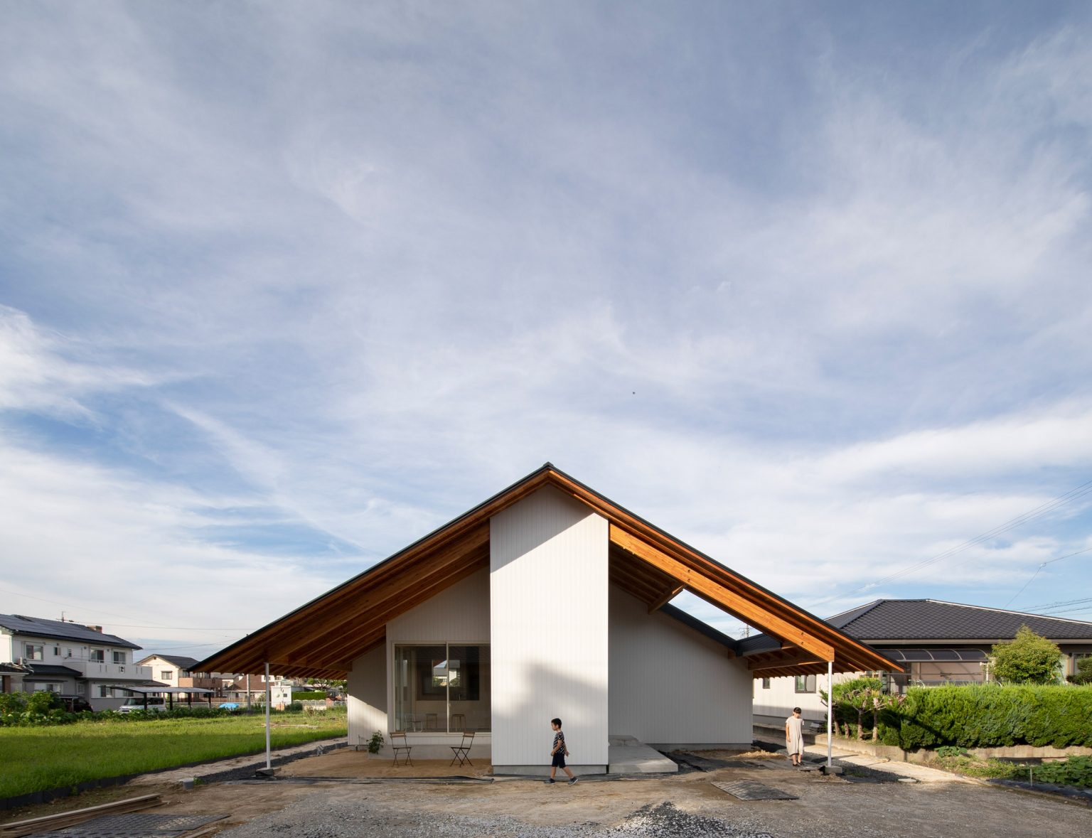 decmyk: Katsutoshi Sasaki tops cross-shaped house with large ...