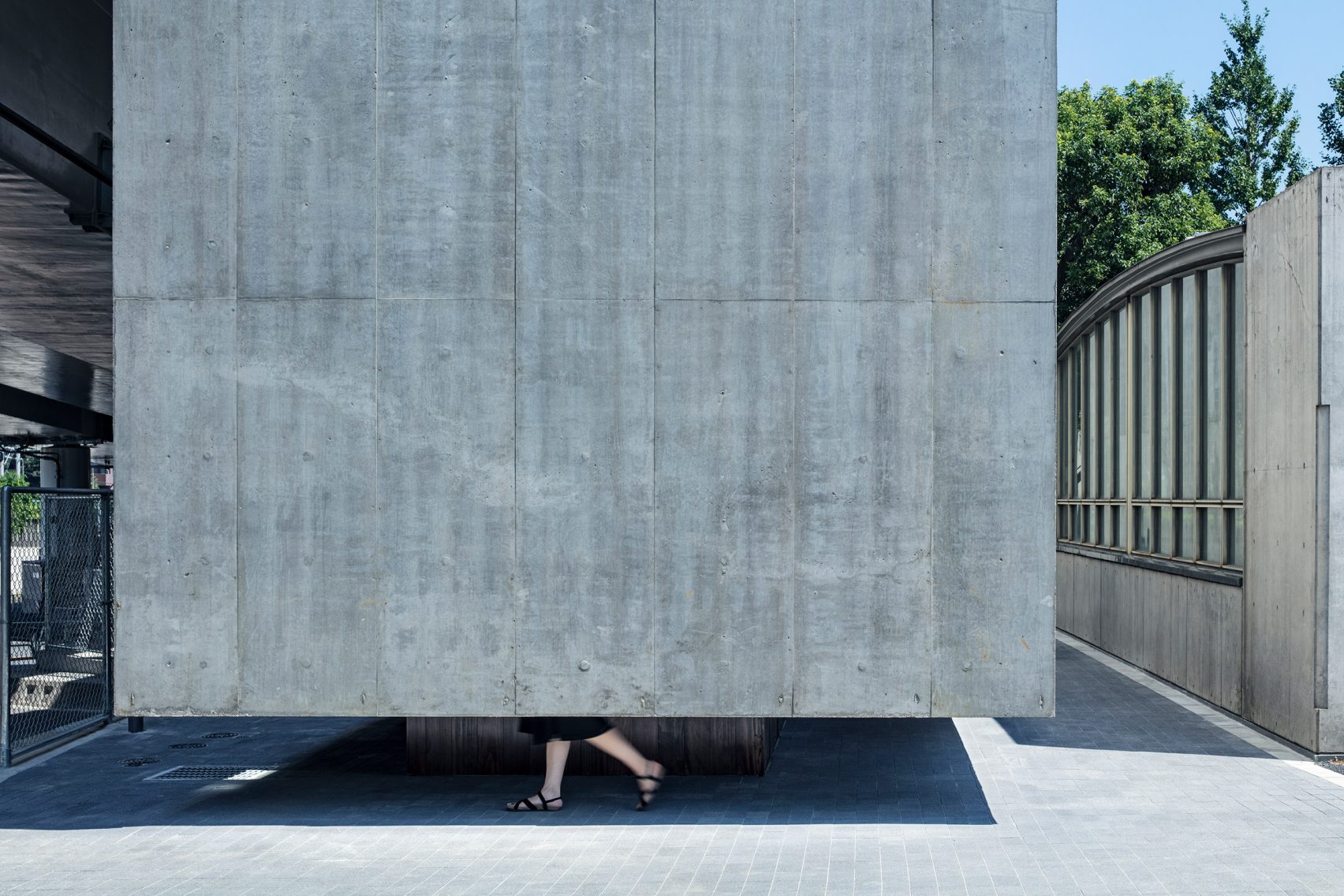 decmyk: Suppose Design Office creates "floating" concrete toilet in Tokyo