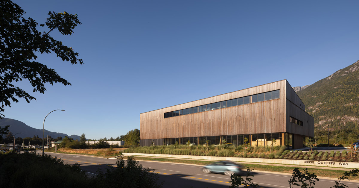 ARCHITECTURE DEZEEN: Hemsworth Architecture Wraps Mass Timber Factory ...