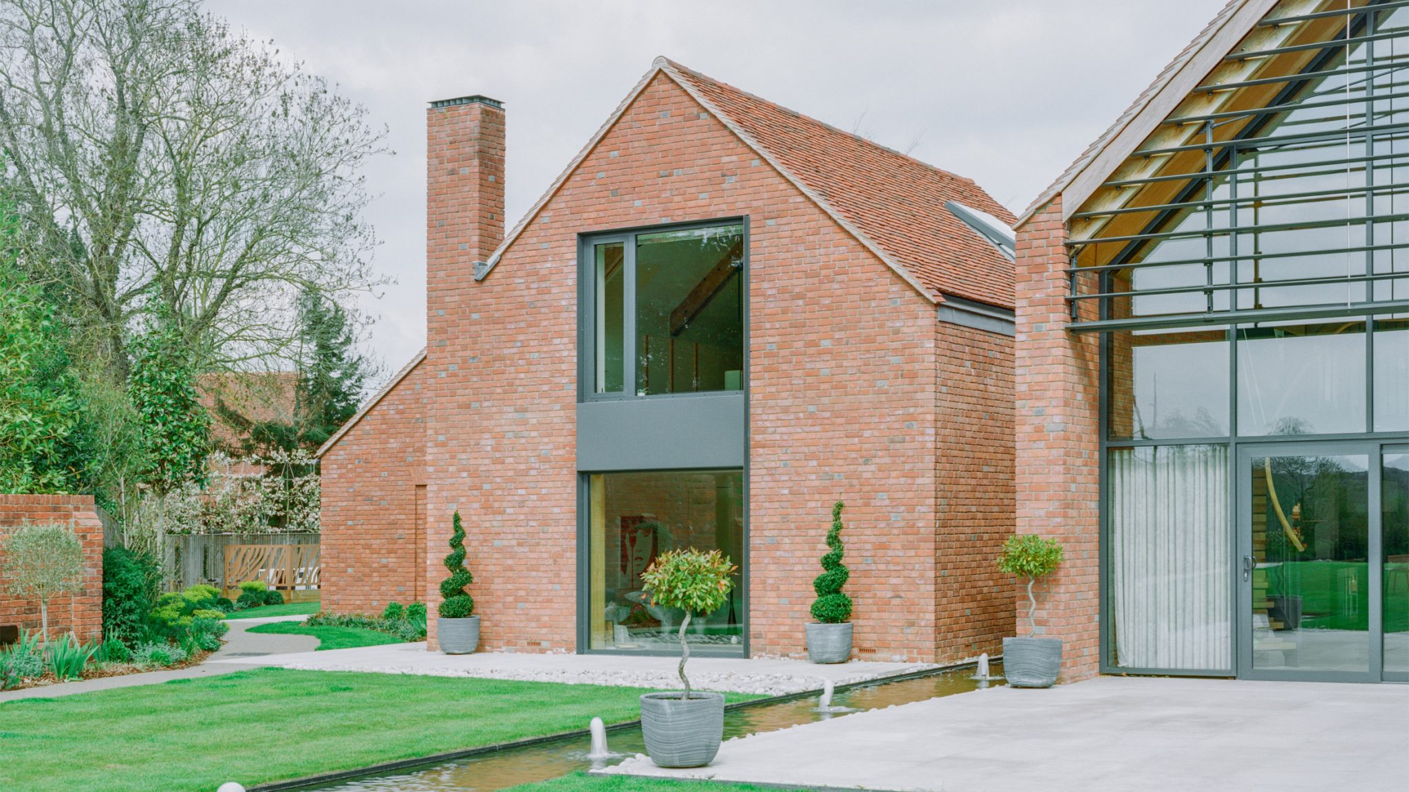 Fletcher Crane Architects places Lowater house overlooking River Thames