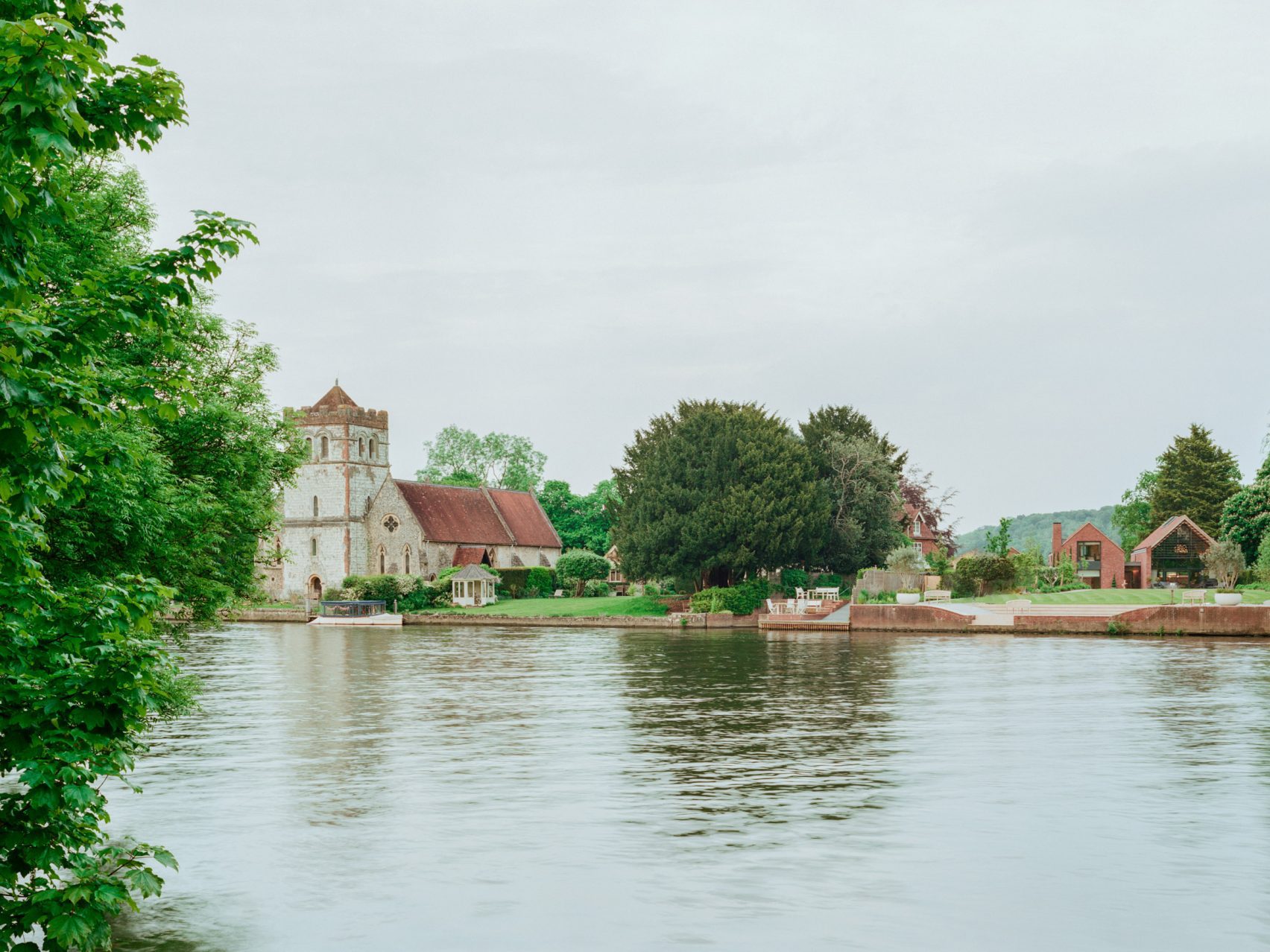 Fletcher Crane Architects places Lowater house overlooking River Thames