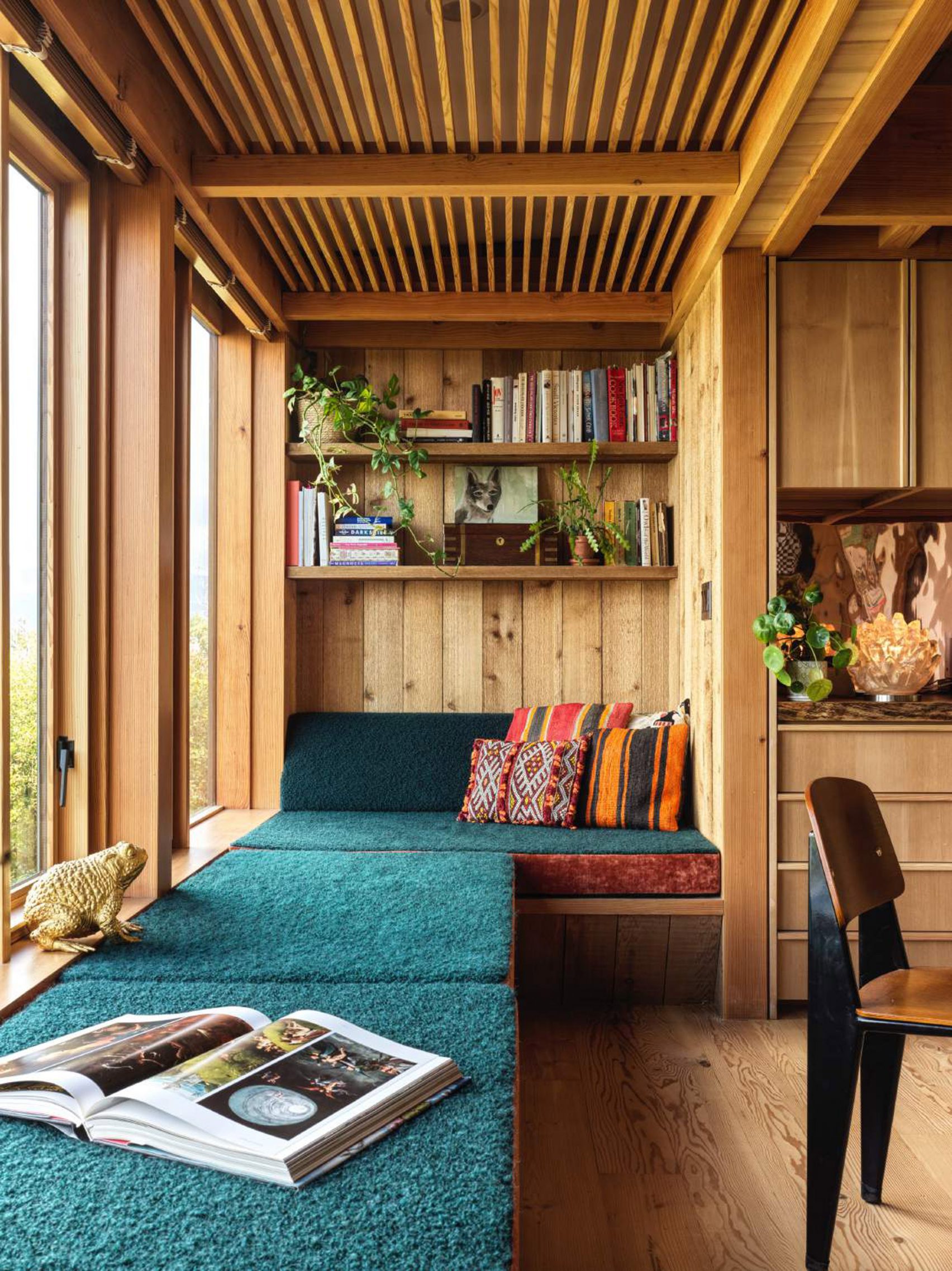 Eight interiors celebrating the curated clutter of "bookshelf wealth ...