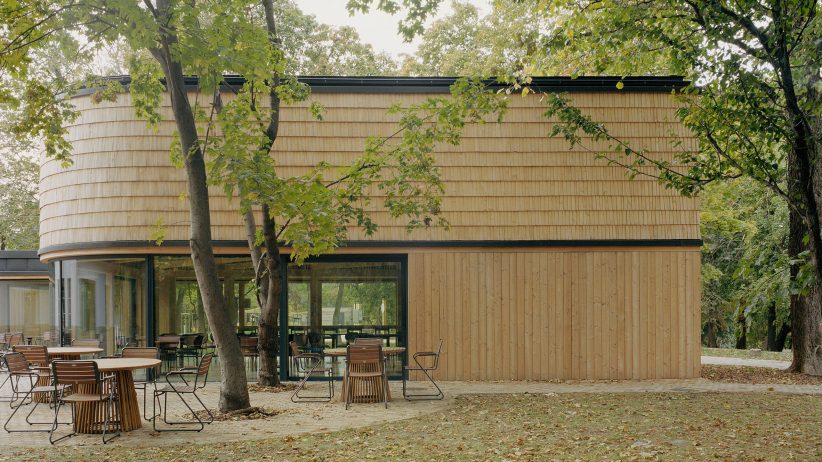 Hetedik Műterem and Studio Konstella extend ski lodge in Budapest