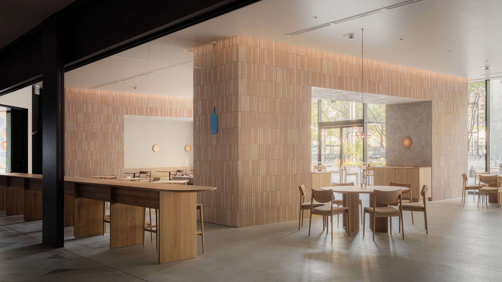 Las paredes y mesas del café Blue Bottle están hechas de azulejos de ...