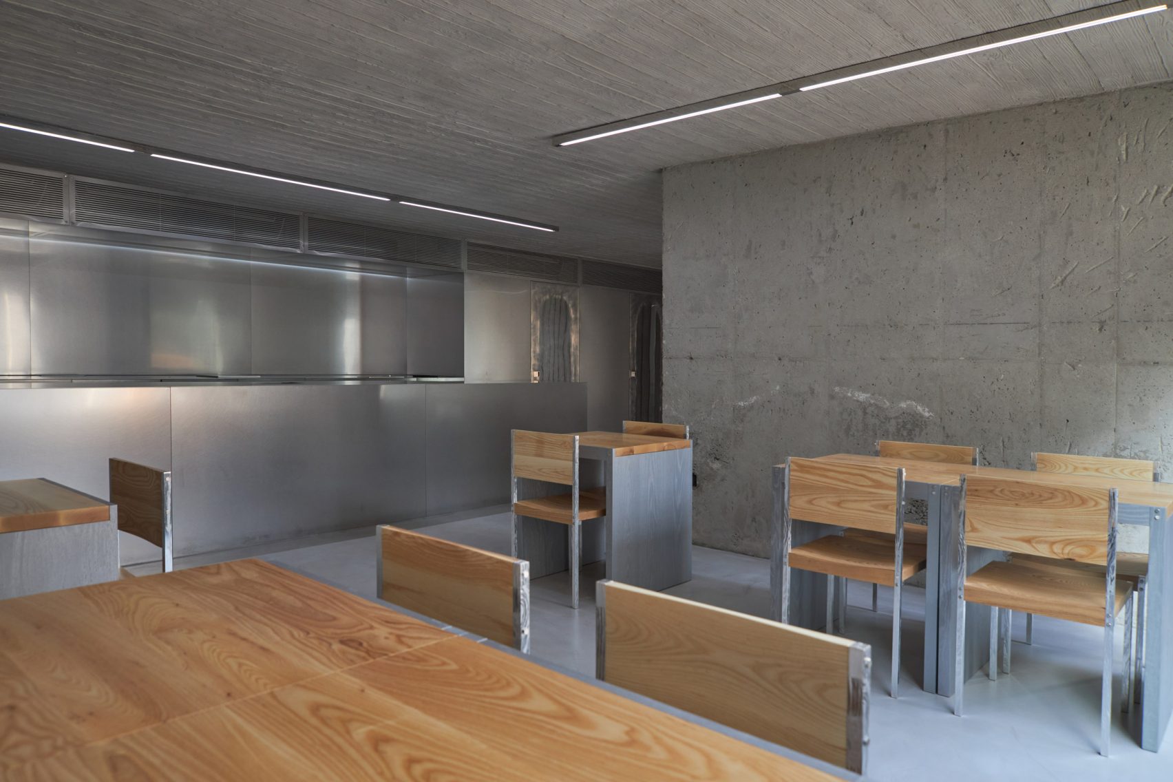 Niceworkshop applies artificial wood grain texture to Seoul cafe interior