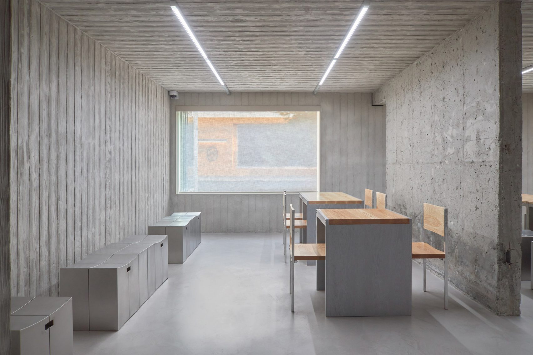 Niceworkshop applies artificial wood grain texture to Seoul cafe interior