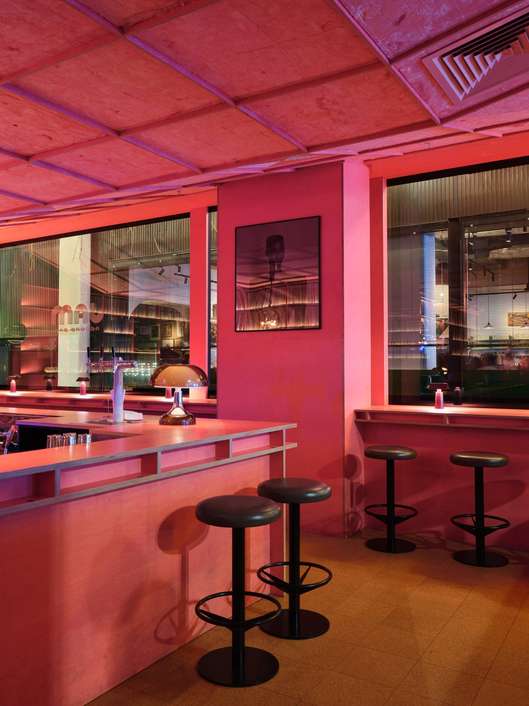 El interior de JAM Record Bar se siente como “estar dentro de un ...