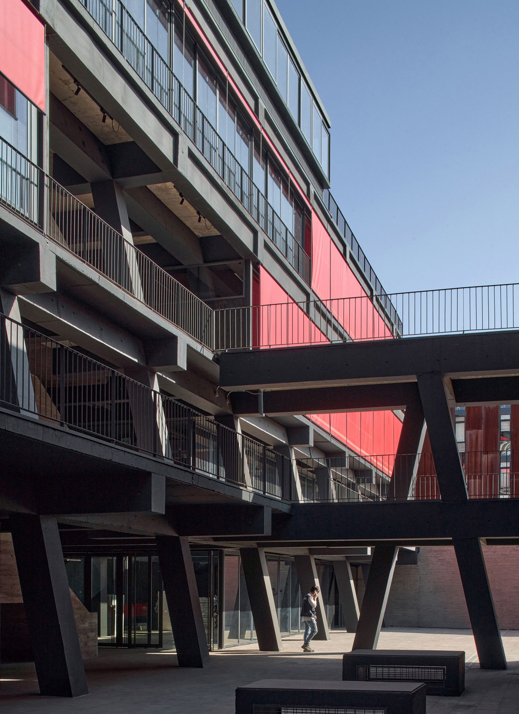 Cortinas rojas en la fachada del edificio FADEU de la Escuela de ...