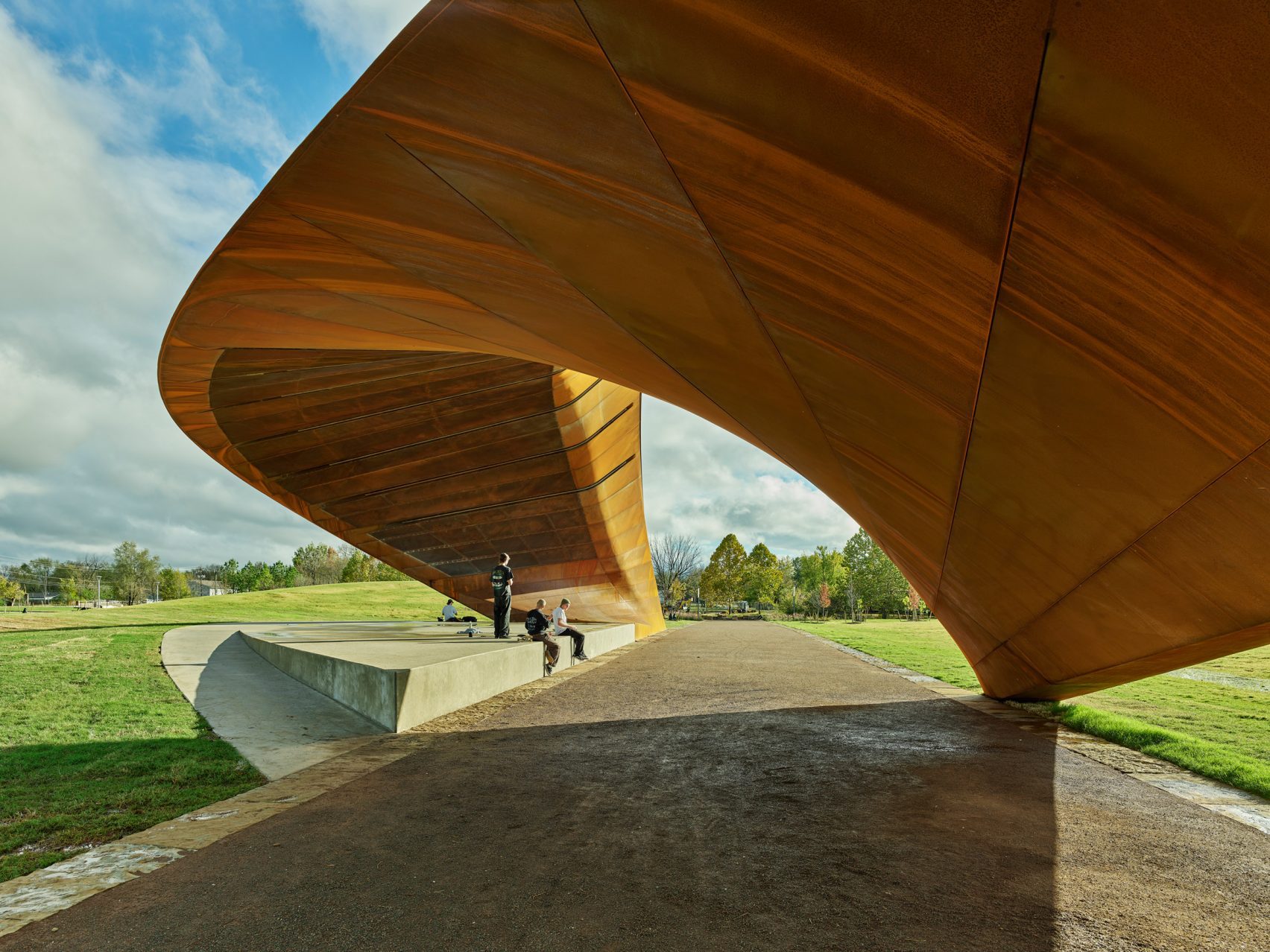 Trahan Architects crea un pabellón ‘ingrávido’ hecho de acero doblado a ...