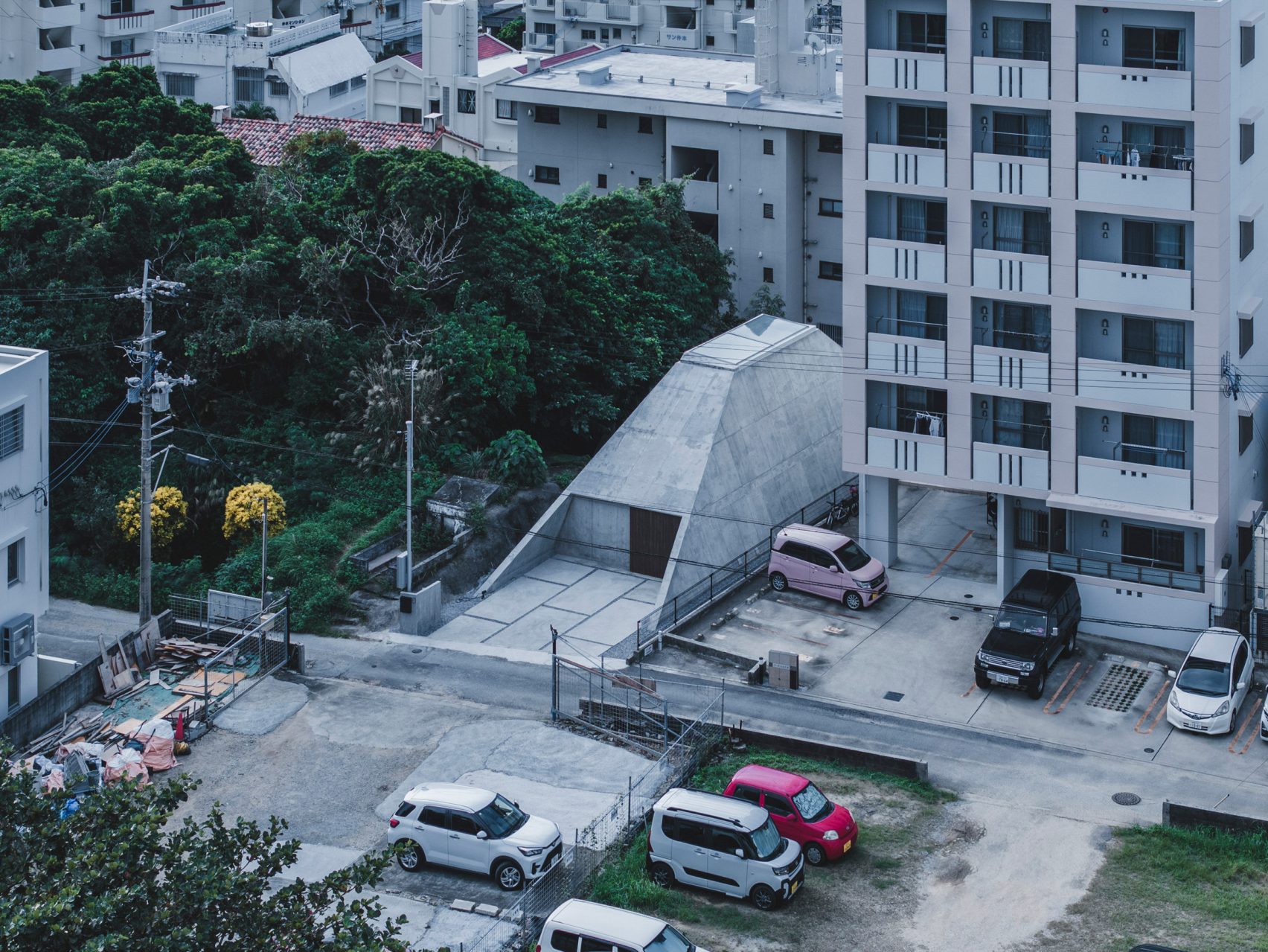 IGArchitects construye una residencia de hormigón en forma de pirámide ...
