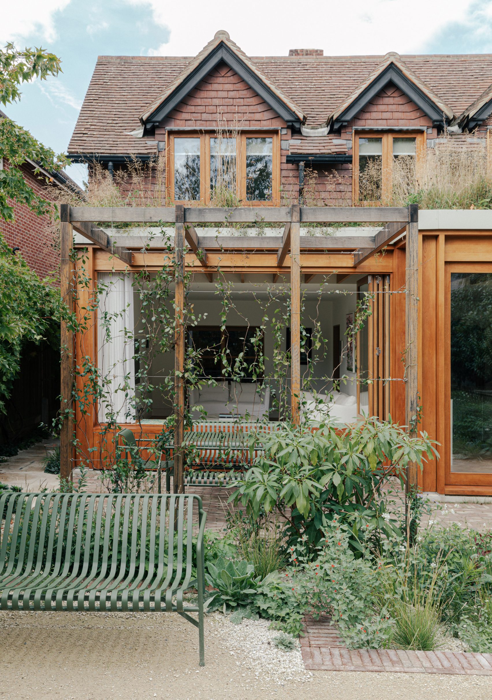 ROAR Architects agrega una extensión con estructura de roble a una casa ...