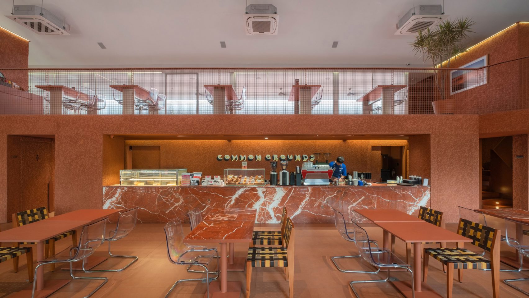 Tennis court coffee shop in Jakarta is "experiment in typology"