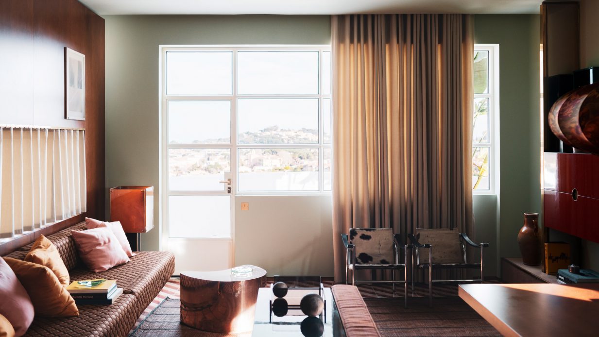 Eight living rooms where discreet metal accessories add shiny details