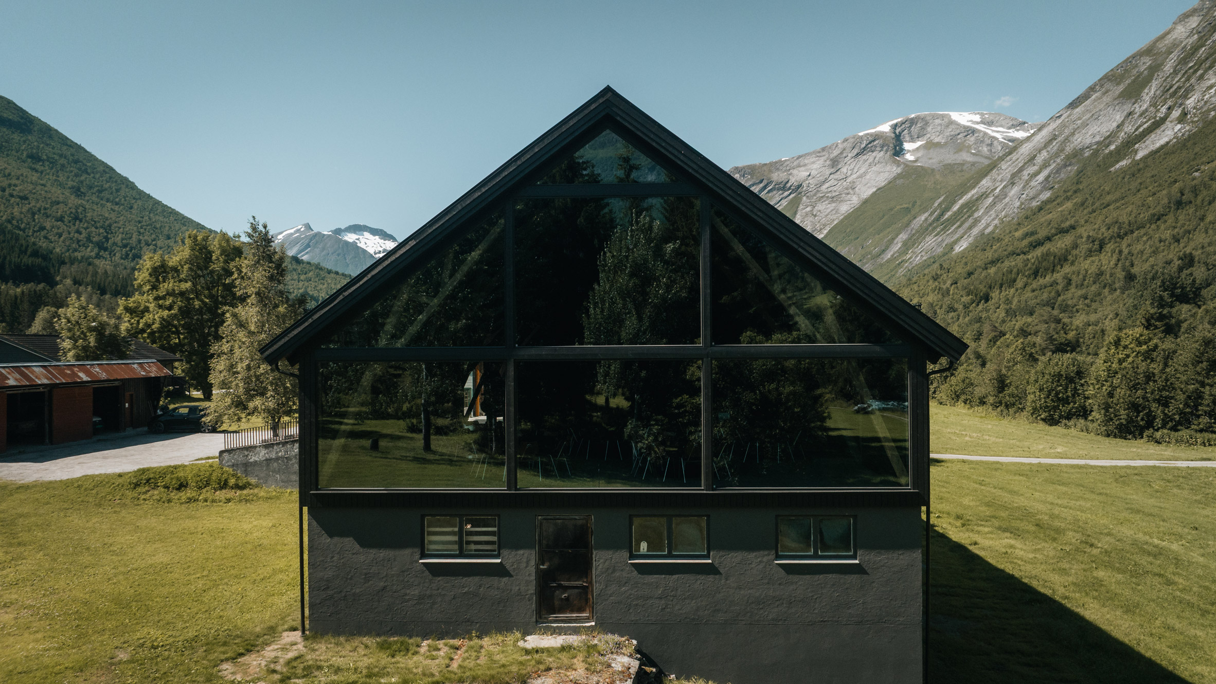 Office Inainn adds timber restaurant to barn in Norway