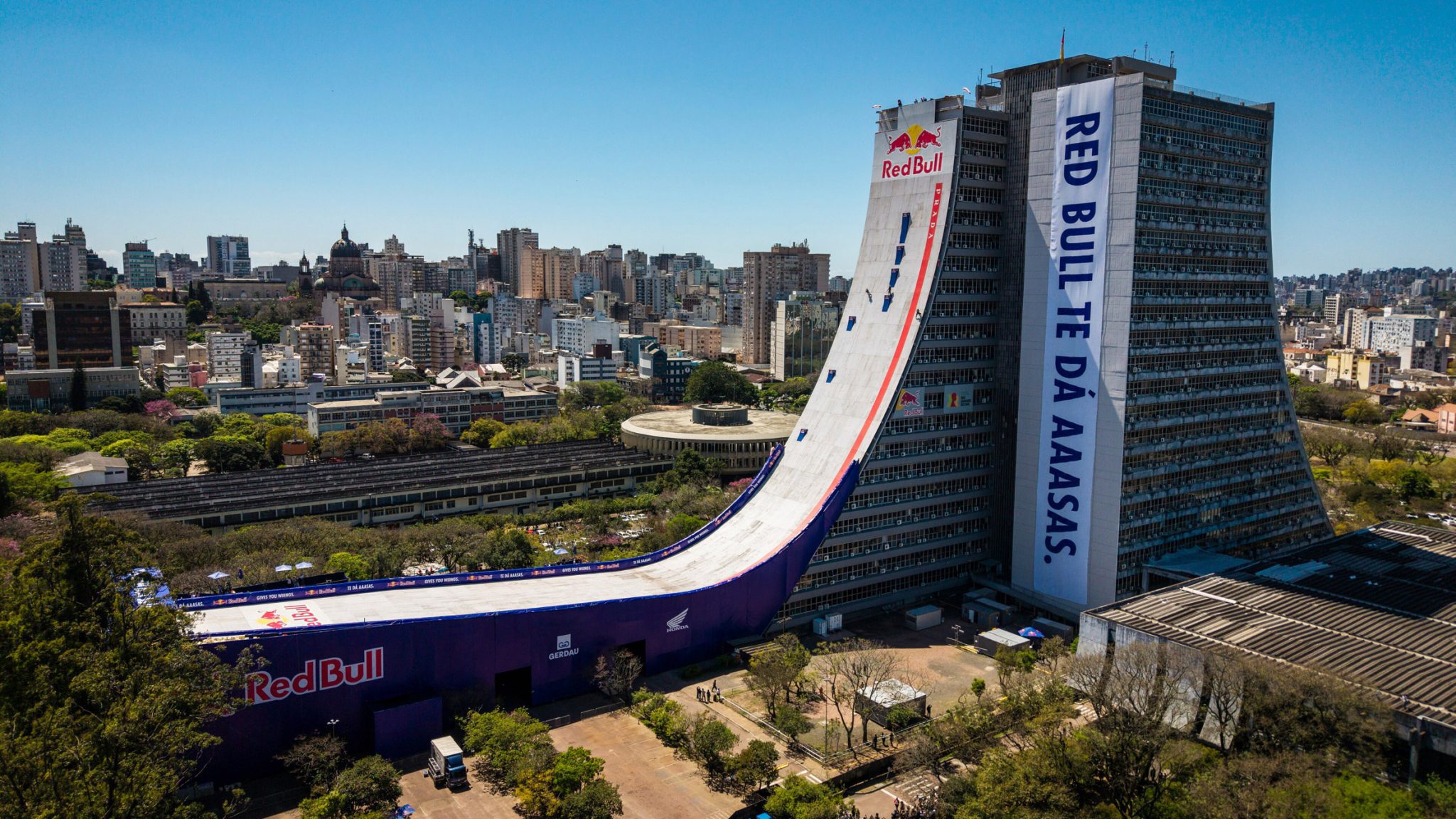 Esta semana, Red Bull y Prada anunciaron la rampa de skate más grande ...