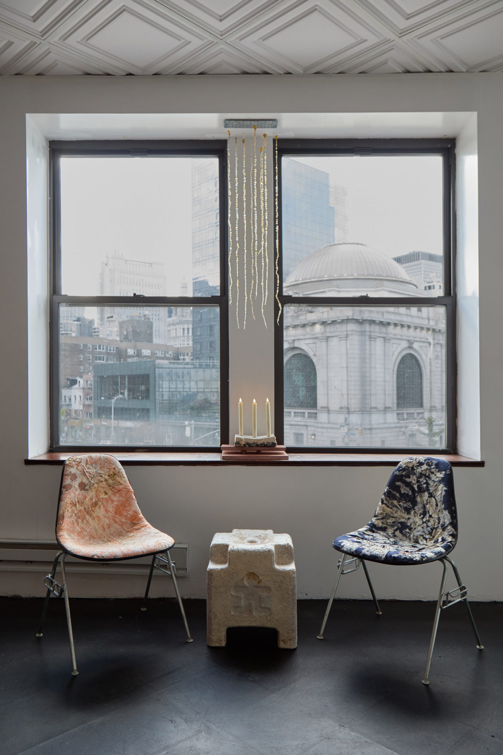 New York exhibition "reimagines the home" using biomaterial furniture