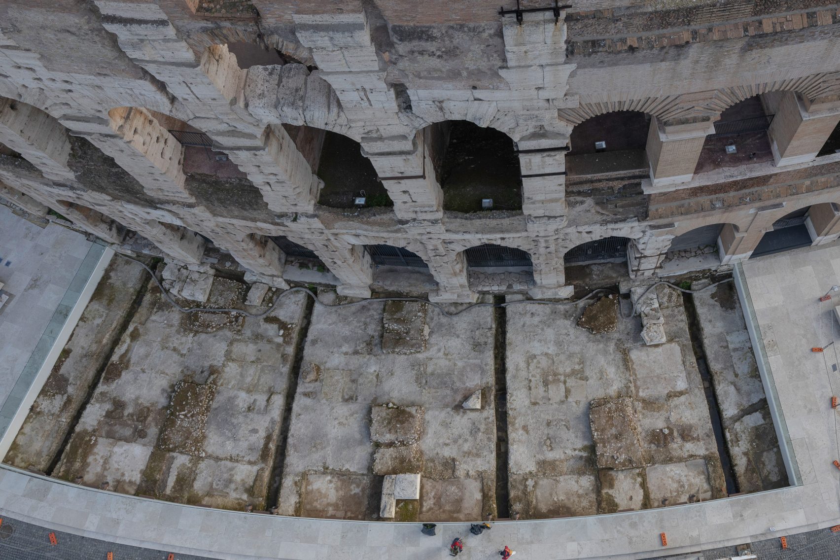 Stefano Boeri creates travertine piazza alongside Colosseum