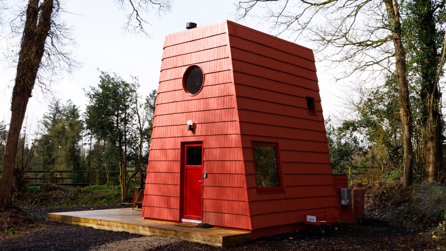 Studio Bucky cloaks Cucu cabin in Ireland with red shingles