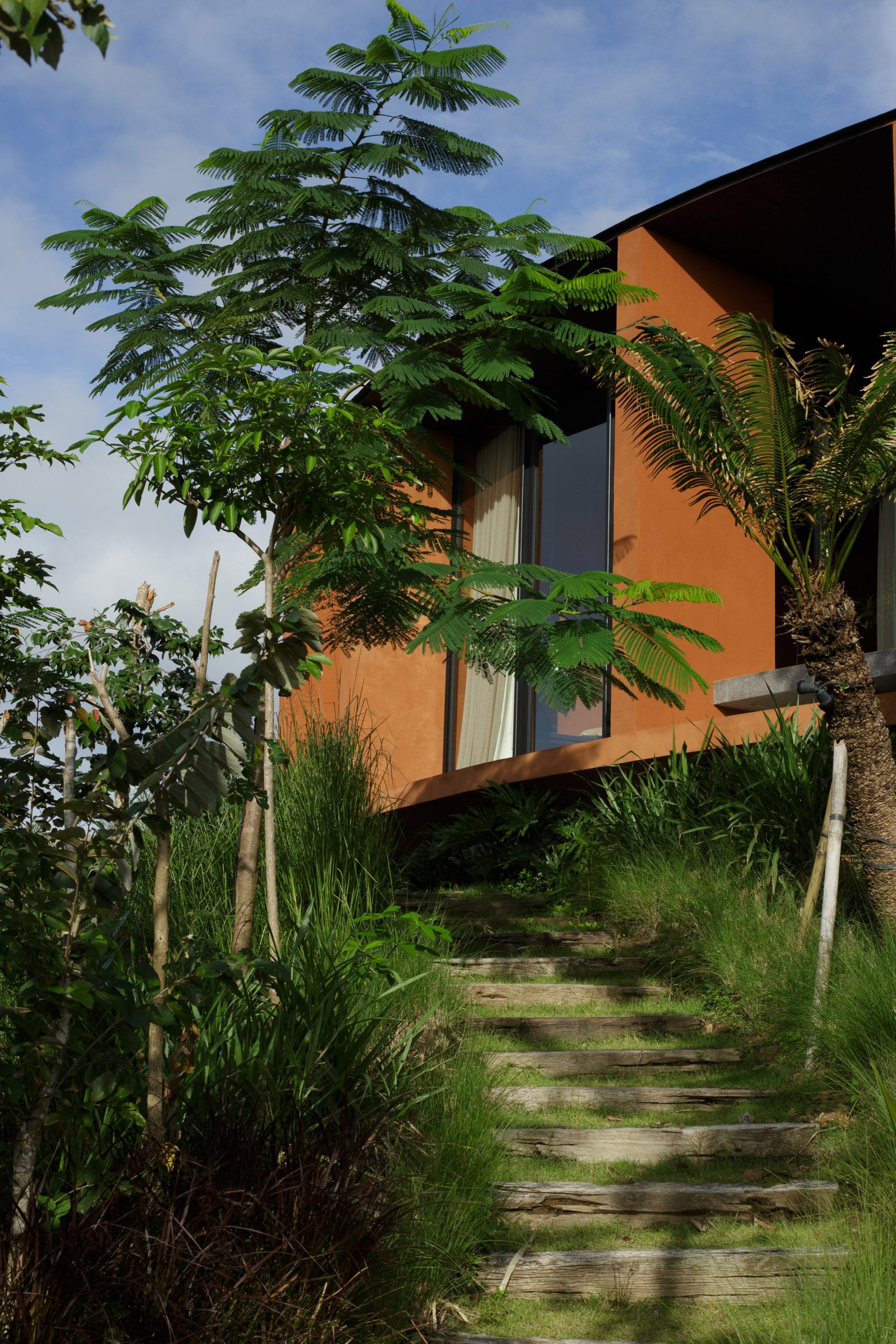 Earth-toned walls wrap circular home in Lombok