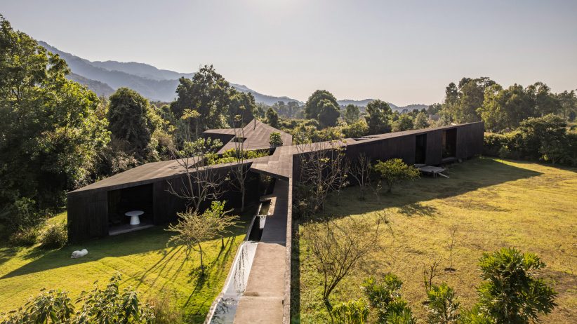 Taller Alberto Calleja uses black concrete for Casa Mavra in Mexico