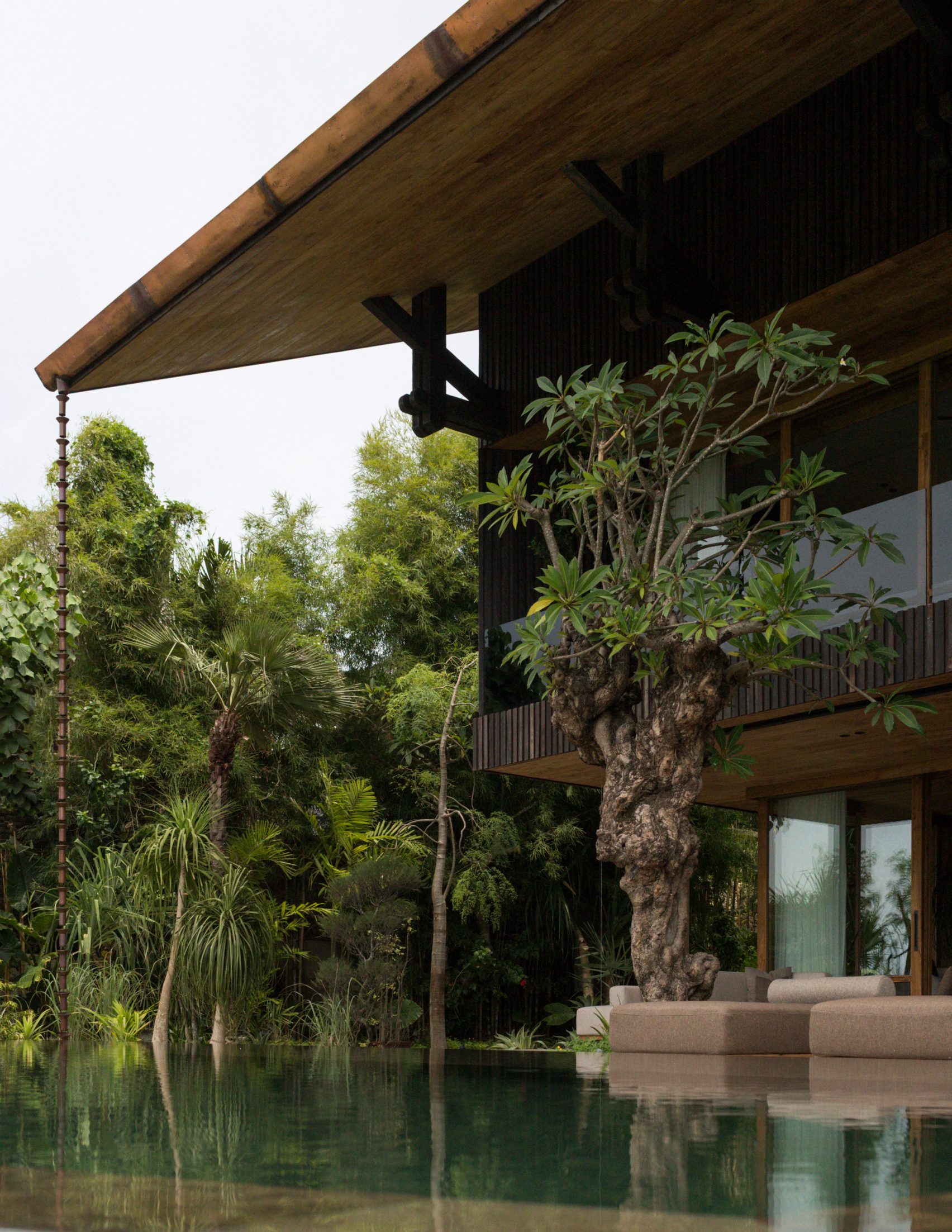 Earth Lines draws on vernacular materials and forms for Bali home