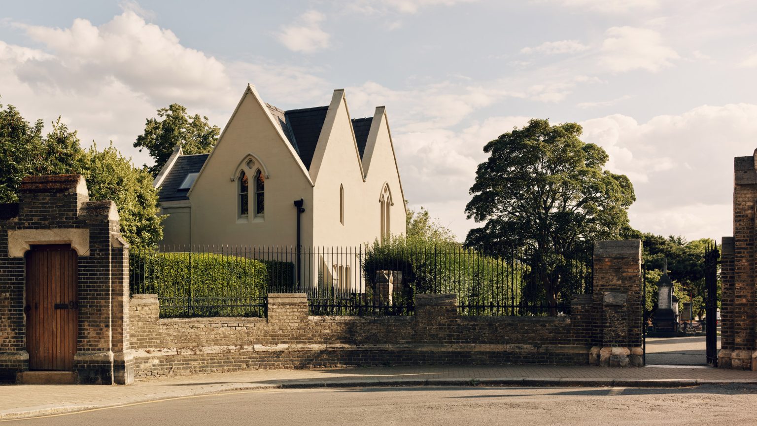 Studio Hallett Ike extends Victorian lodge in London cemetery