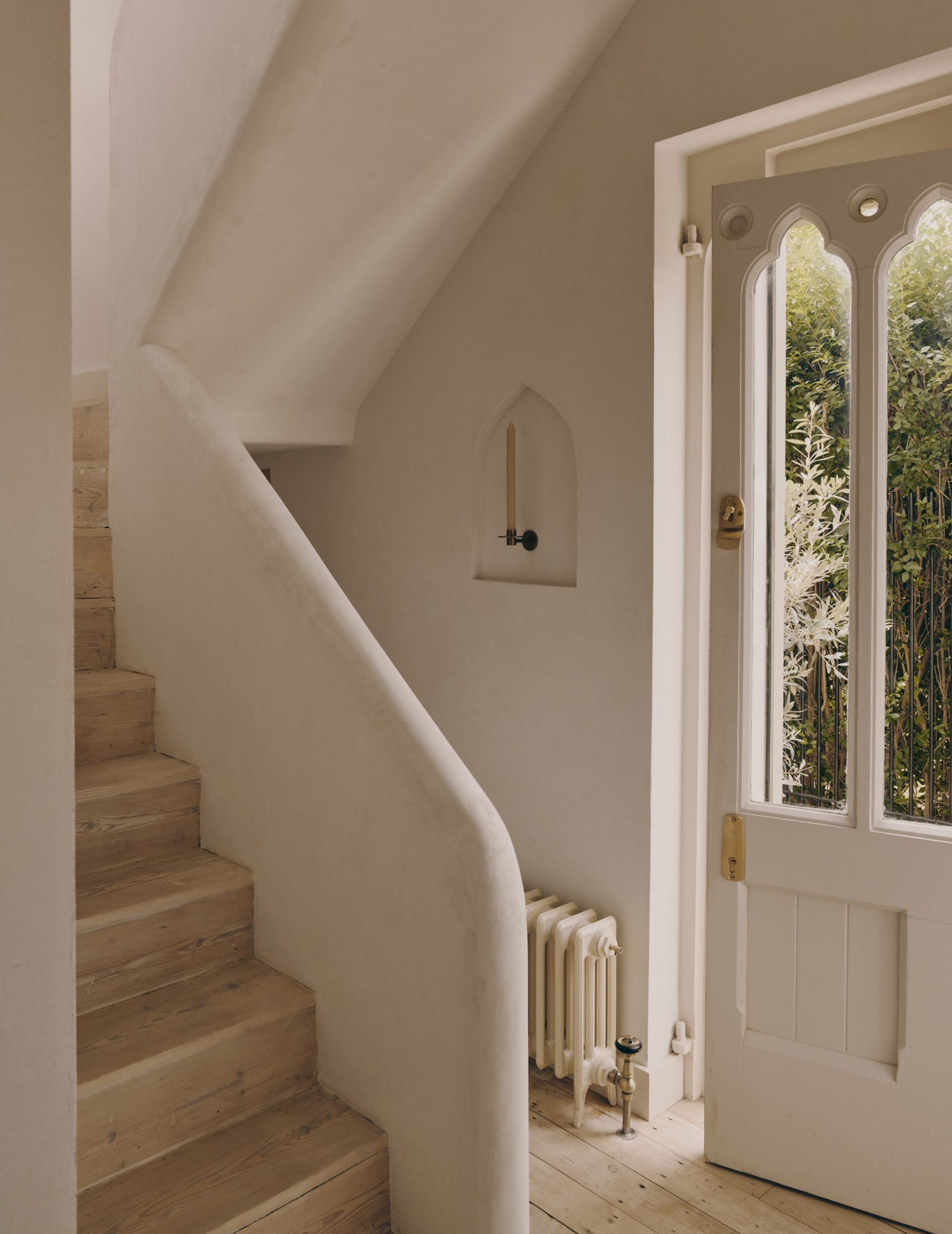 Studio Hallett Ike extends Victorian lodge in London cemetery