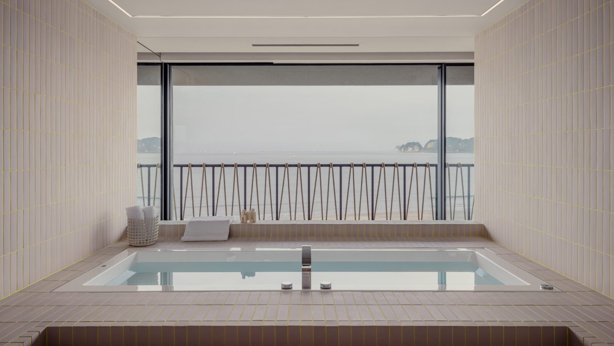 Eight scenic bathrooms with a window to the great outdoors
