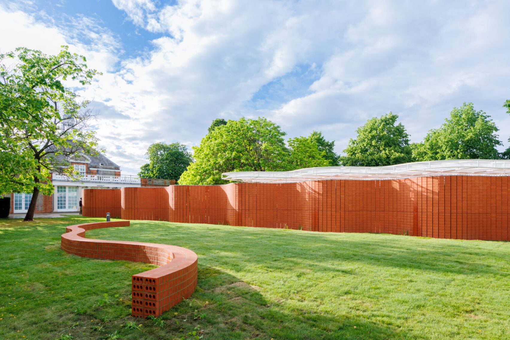 First images of "crinkle-crankle" Serpentine Pavilion revealed